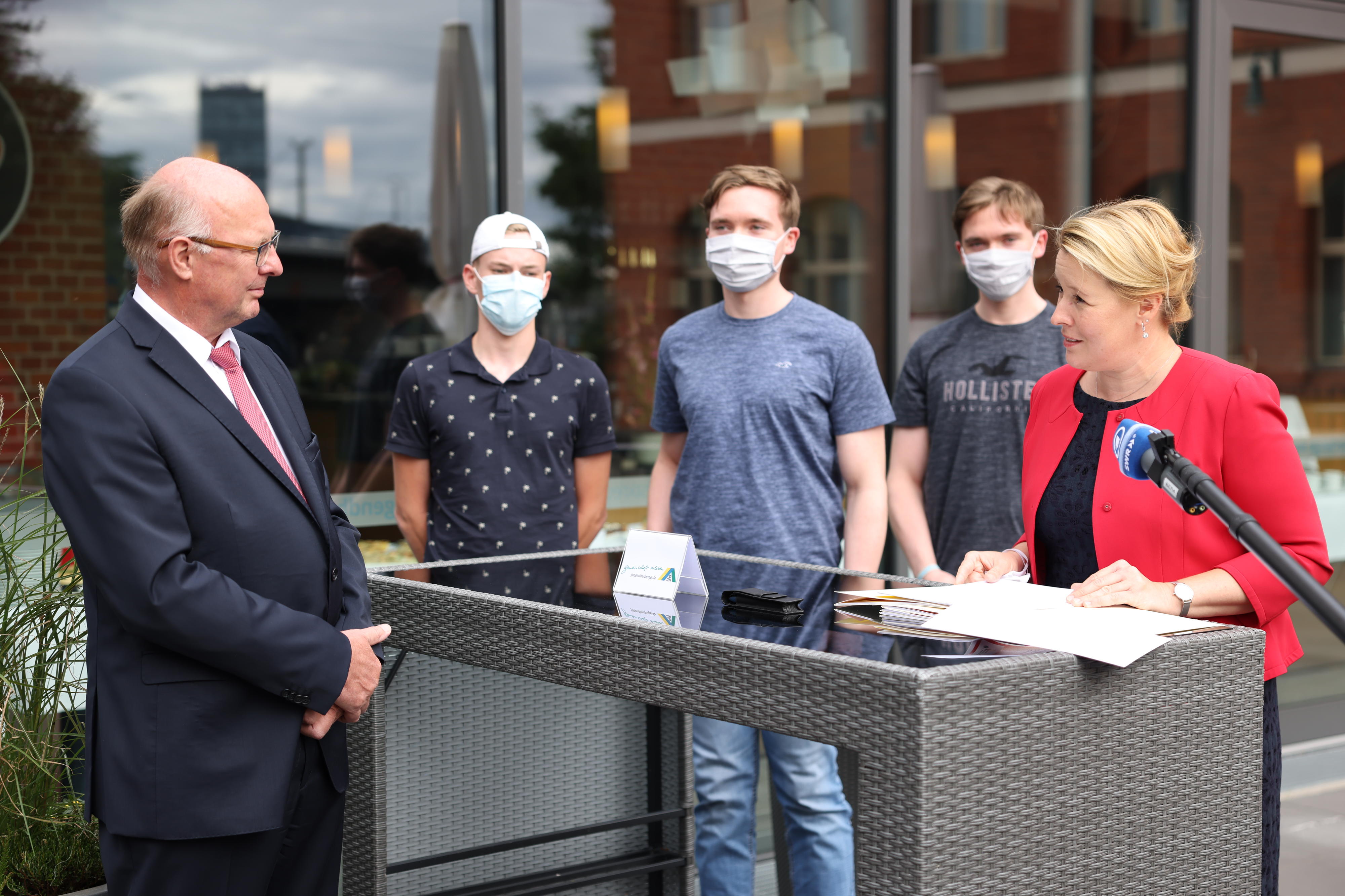 100 Millionen Euro für den Erhalt gemeinnütziger Einrichtungen - BMFSFJ 100 Millionen Euro für den Erhalt gemeinnütziger Einrichtungen - BMFSFJ